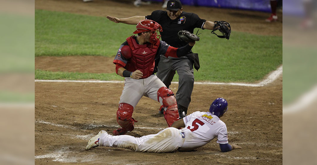 ¡UMPIRE DEL AÑO! Edward Pacheco ganó el premio Gualberto Acosta ...