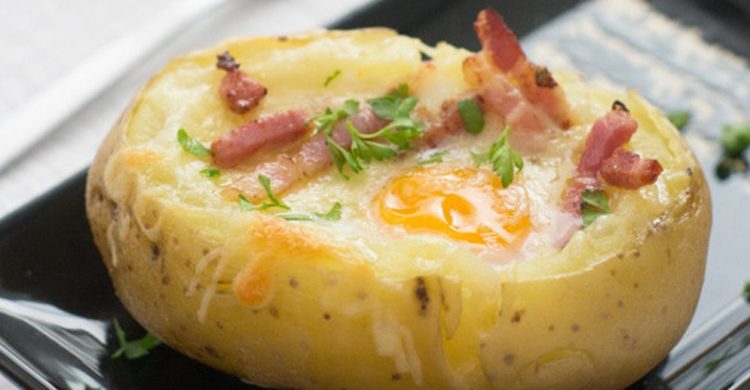 ¡COCINA LA MINUTO! Receta fácil de papa asada rellena de huevo y ...