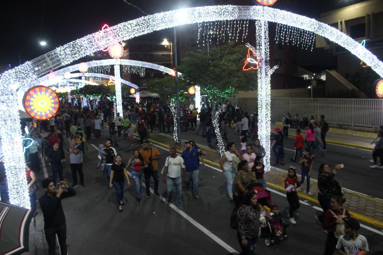 ¡ASÍ BRILLA EL TITILAR NOCTURNO DE BELLA VISTA! Espectacular encendido ...