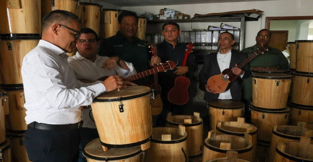 ¡KITS GAITEROS! Entregan instrumentos musicales al Instituto Municipal ...