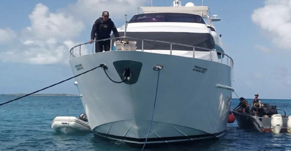 ¡INCENDIO EN LA SALA DE MÁQUINAS! FANB rescata cerca de Los Roques ...