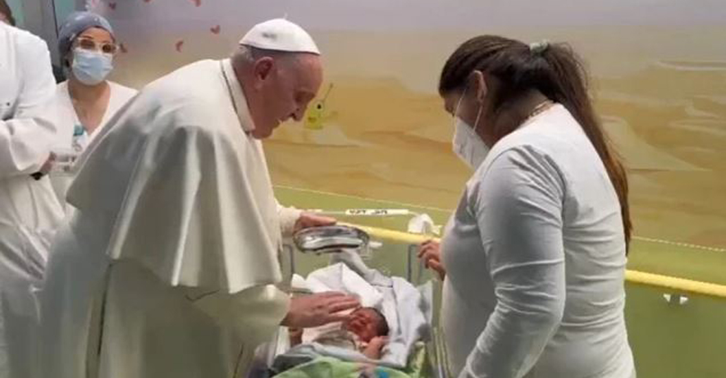 ¡CUMPLIENDO LABORES! Papa Francisco bautizó a un bebé en el hospital mientras se recupera de su ...
