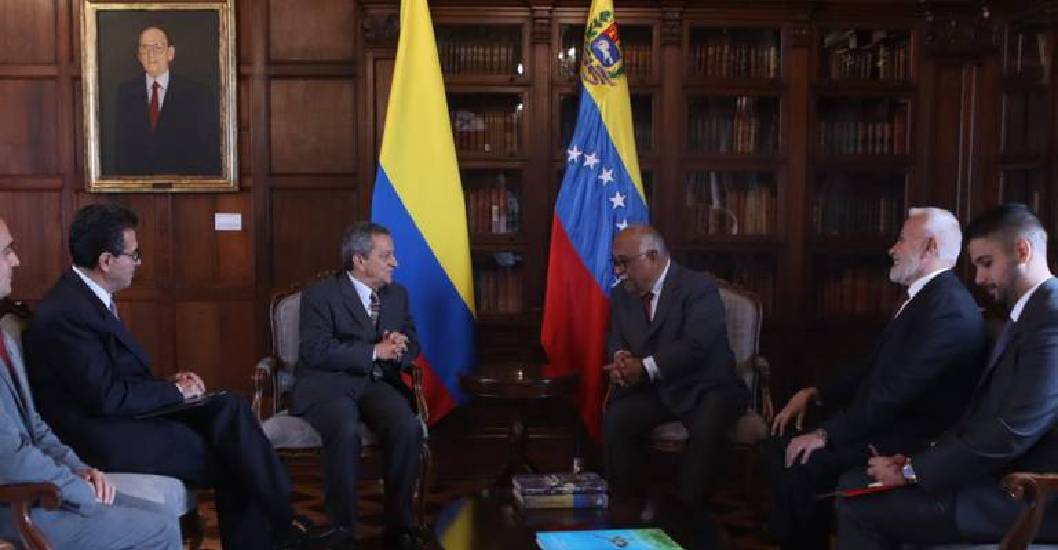 ¡RECIBIDO POR CANCILLER ENCARGADO! Embajador Carlos Martínez presenta cartas credenciales ante ...