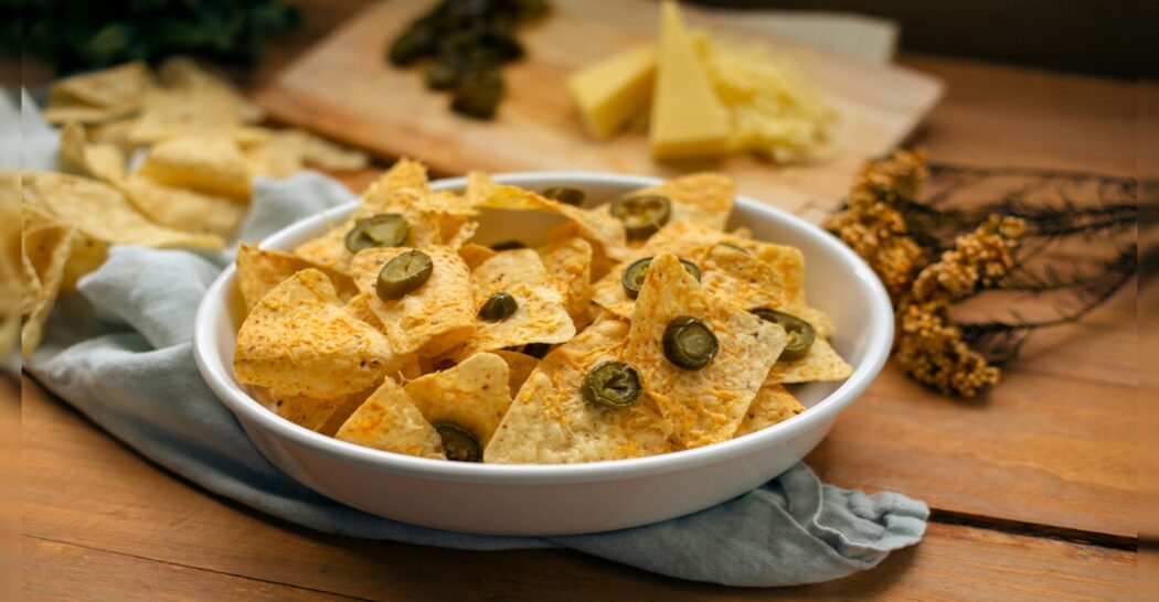 ¡COCINA AL MINUTO! Así se hacen los auténticos nachos con queso ...