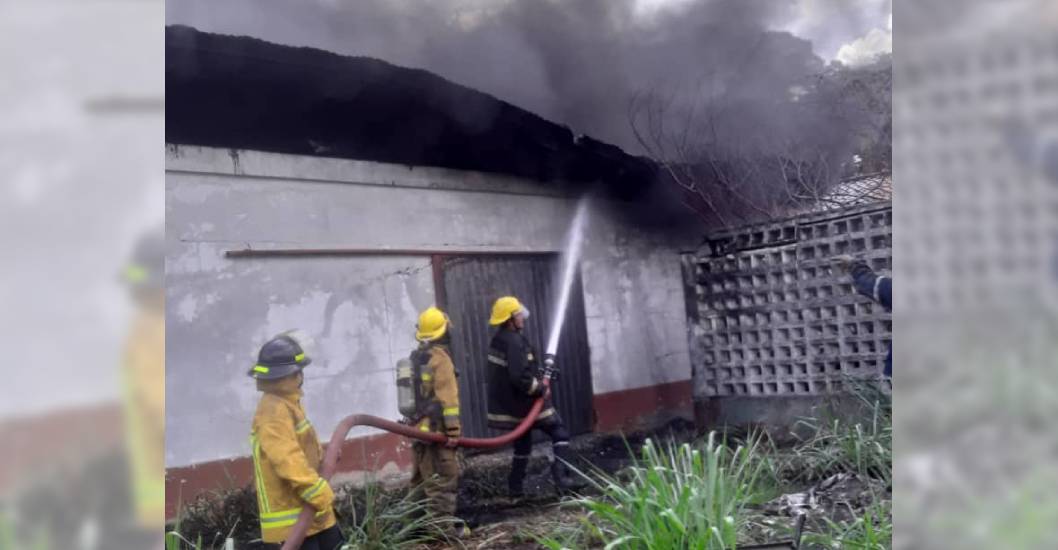 ¡BOMBEROS EN EL SITIO! Controlan incendio reportado en una instalación ...