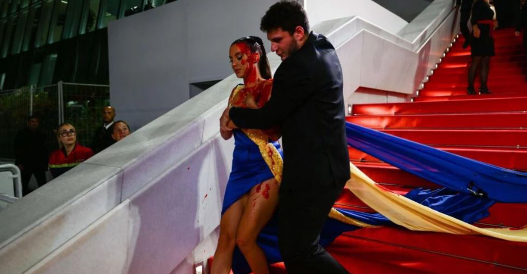 ¡LA GUERRA NO ES FICCIÓN! Protestante se cubre de sangre falsa en la ...