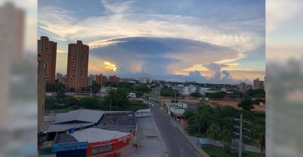 ¡UN HONGUITO DE AGUA! El cielo brinda espectáculo visual a los ...