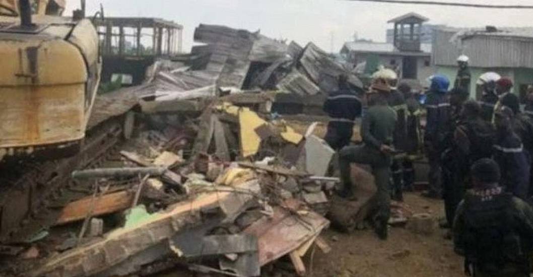 ¡COLAPSO TOTAL! Al menos 16 muertos y 21 heridos en Camerún por el derrumbe de un edificio ...