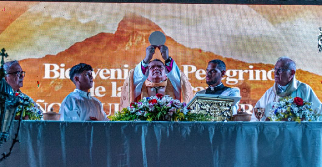 ¡JÚBILO ENTRE LA GREY! Monseñor Luis Enrique Rojas Ruíz asumió como ...