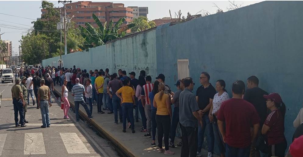 ¡VENEZOLANOS SE VUELCAN AL SIMULACRO! Así marcha jornada de familiarización con el proceso del ...