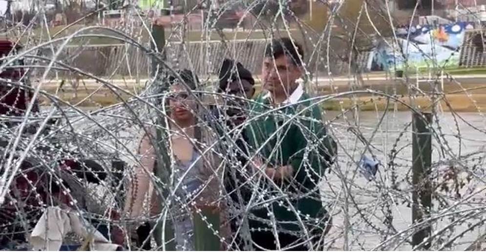 ¡VENEZOLANOS QUEDAN ATRAPADOS! Texas mantiene sus alambres de púa en la ...