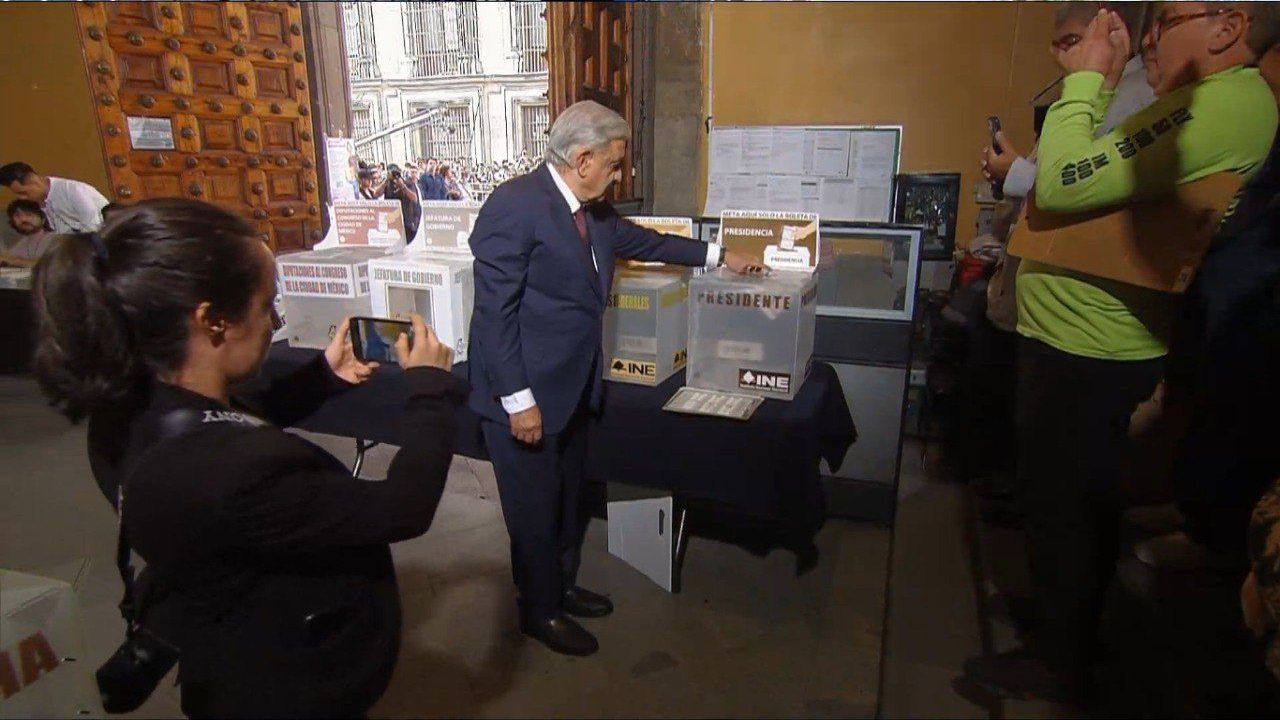 ¡APUESTA POR CLAUDIA SHEINBAUM! López Obrador vota en las elecciones ...