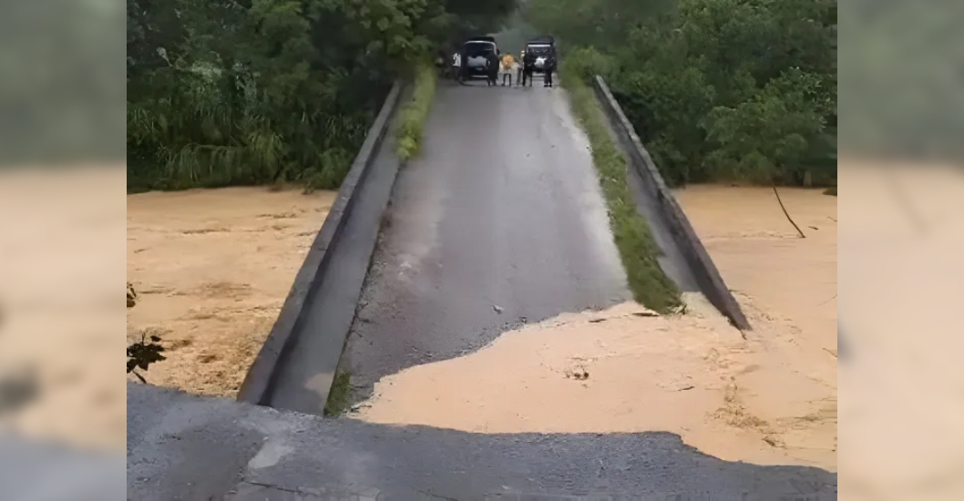 ¡CORRIENTE LO SOCAVÓ! No hay paso entre Apure y Táchira tras colapso de ...