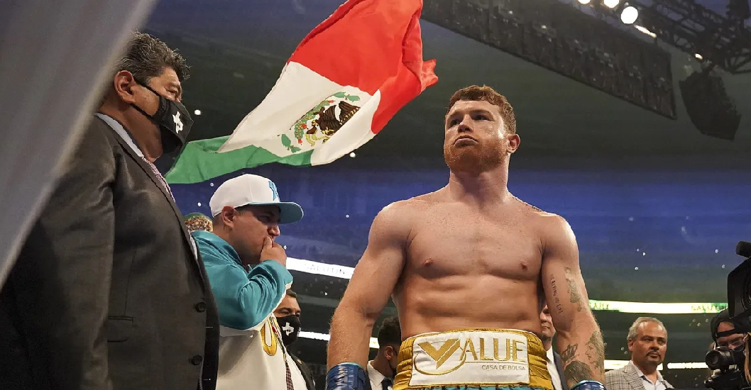 ¡POR ROMPER REGLA DE DEFENSA OBLIGATORIA! Canelo Álvarez es despojado ...