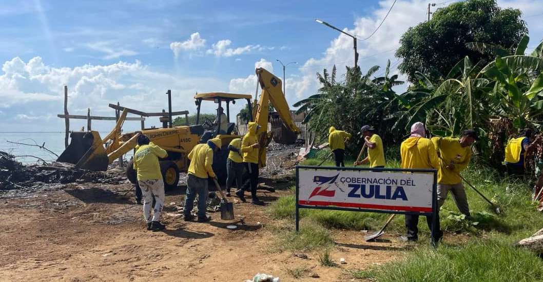 ¡COMUNIDAD EN LA ORILLA DEL LAGO! La Gobernación limpia Playa Macuto en ...