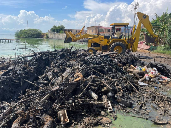 ¡COMUNIDAD EN LA ORILLA DEL LAGO! La Gobernación limpia Playa Macuto en ...