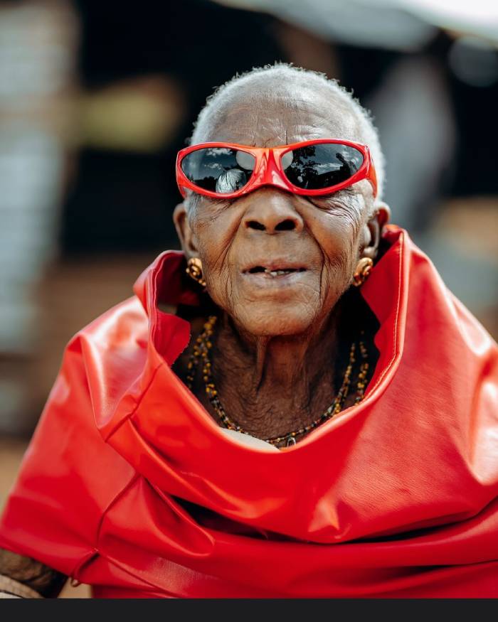 ¡SU OUTFIT ES VIRAL! Margret Chola, la abuela fashionista de Zambia que ...