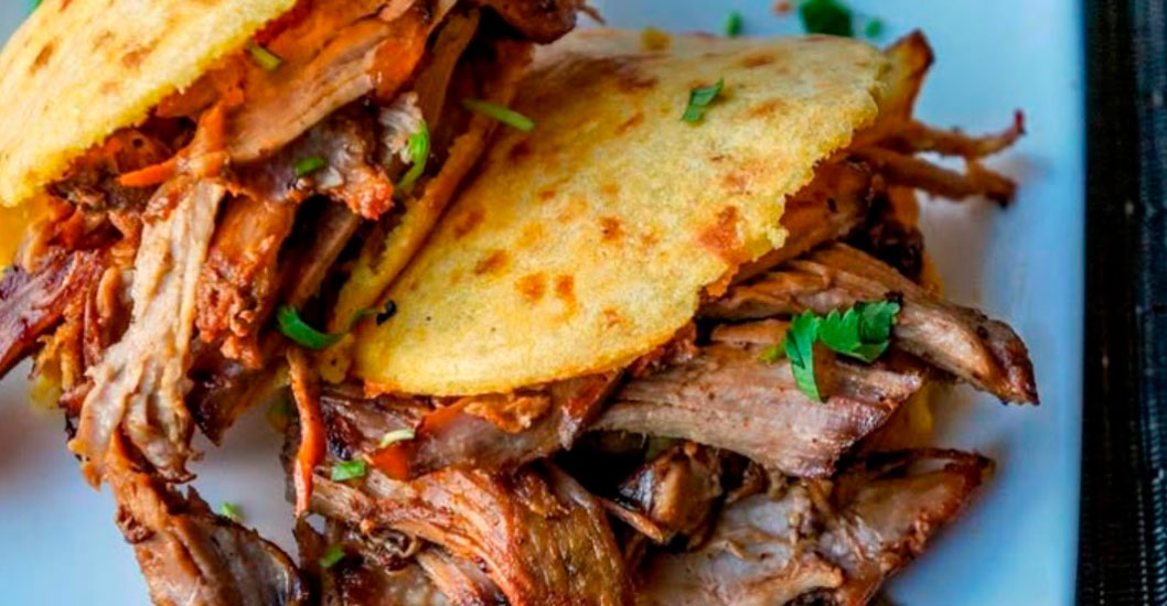 ¡COCINA AL MINUTO! Tradición del 25 de diciembre: arepas con pernil ...