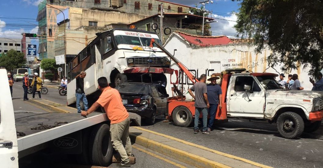 ¡CÓMO SUCEDIÓ ALGO ASÍ! Buseta "trepa" sobre un auto en Barquisimeto y ...