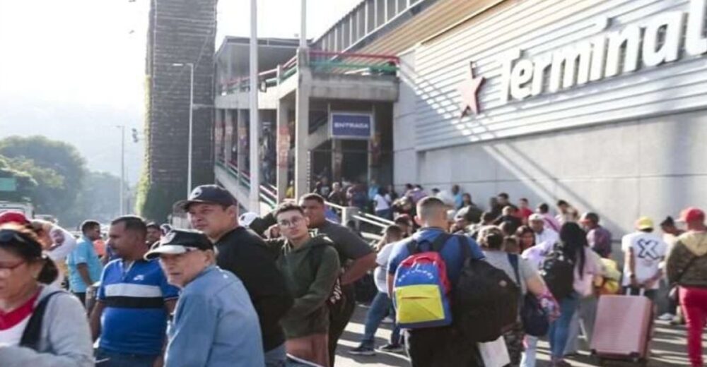 ¡PERSONAS RETORNAN A SUS DESTINOS! Intenso movimiento de pasajeros por ...