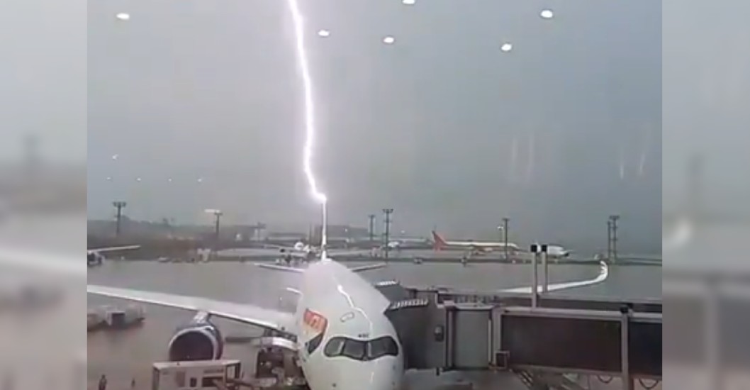 ¡EL VIDEO ES VIRAL! Rayo alcanza un avión en pleno aeropuerto - Noticia ...