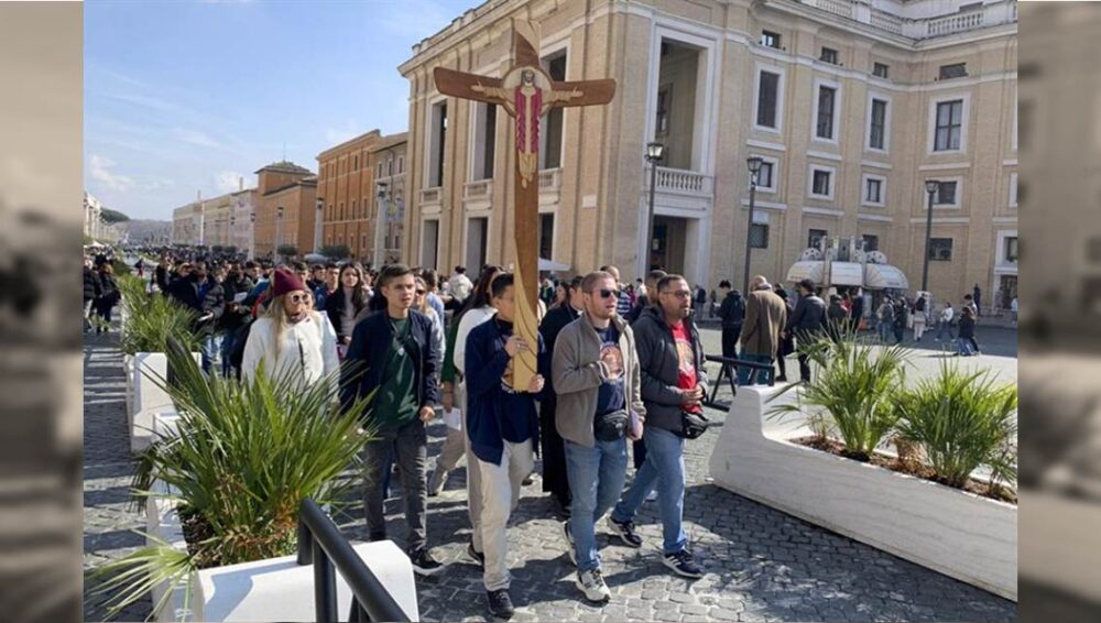 ¡PEREGRINAJE CARGADO DE ORACIÓN POR EL PAPA! Jóvenes avanzan hacia Roma ...