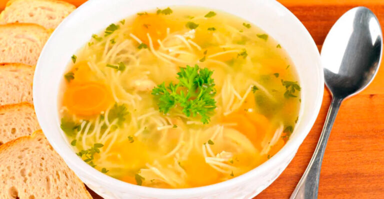 ¡COCINA AL MINUTO! Receta de consomé de pollo con fideos y zanahoria ...