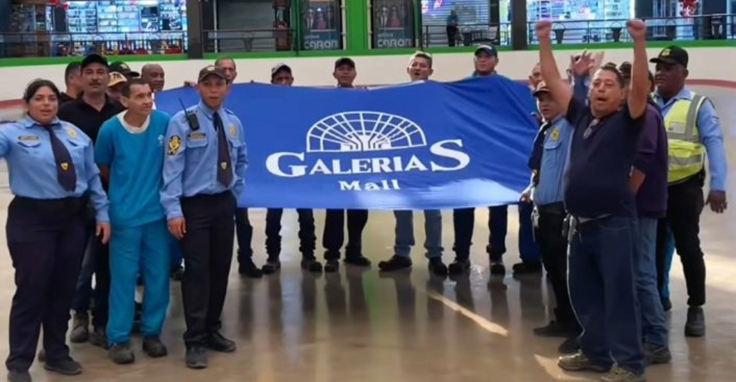 ¡CASI LISTA LA PISTA DE HIELO! Centro Comercial Galerías Mall se ...