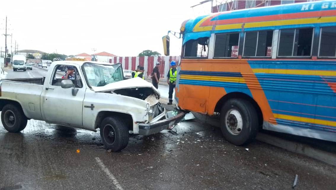 ¡TREMENDA COLISIÓN POR EL 'CARRO CHOCADO'! Reportan impacto entre ...