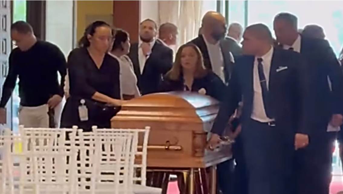 ¡FÉRETRO DE RUBBY PÉREZ ARRIBA AL TEATRO NACIONAL! Comienzan los actos fúnebres y el sentido ...