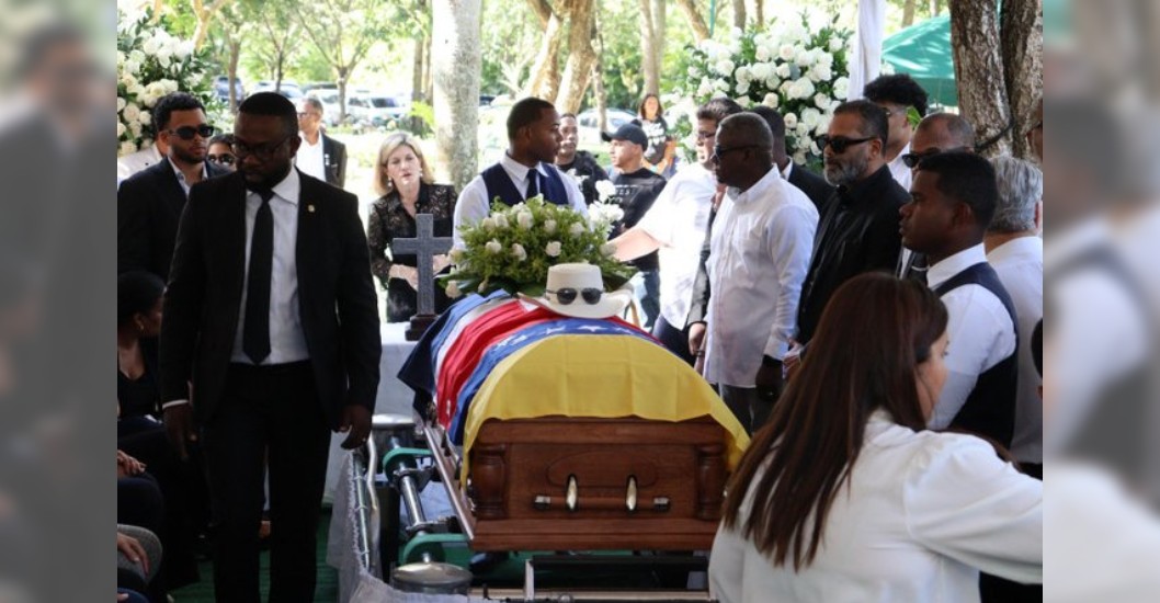 ¡LA BANDERA VENEZOLANA Y DOMINICANA ARROPARON SU FÉRETRO! Merengueros despidieron a Rubby Pérez ...