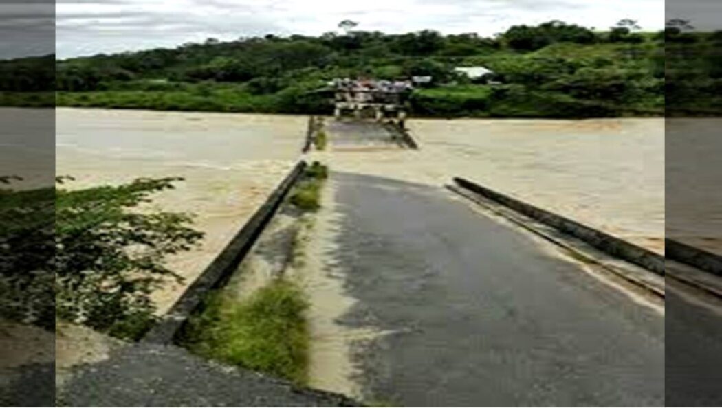 ¡APURE ENTRA EN LA EMERGENCIA POR LLUVIAS! Se desploma puente sobre el ...