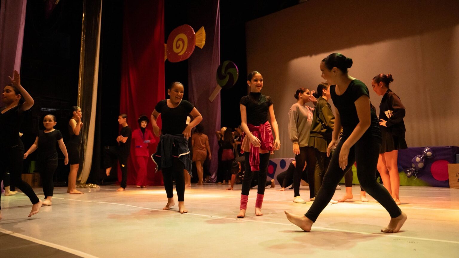 ¡UN VIAJE A LA FÁBRICA DE CHOCOLATE! Una aventura dulce y mágica llega ...