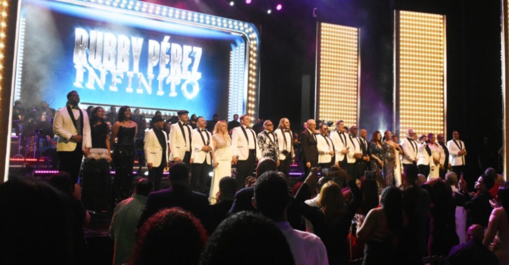 ¡ESCENARIO LLENO DE ÉXITOS! Decenas de artistas honran a Rubby Pérez en un espectáculo que ...