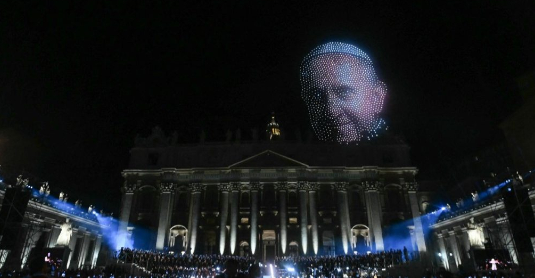 ¡SUBLIME EXPRESIÓN DE FE! Así fue el concierto de Karol G, Andrea Bocelli y otros artistas en el ...