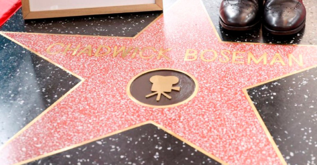 ¡HOLLYWOOD HONRA SU LEGADO! Chadwick Boseman recibe estrella póstuma en ...