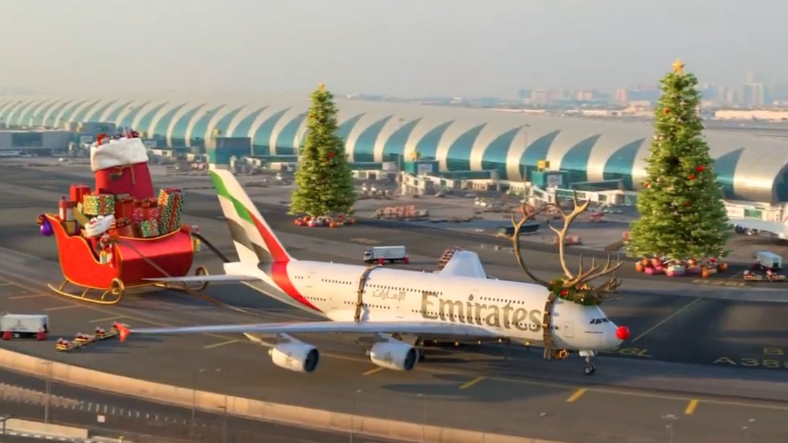 ¡ANUNCIO CREATIVO! Emirates transforma su Airbus A380 en el "reno ...