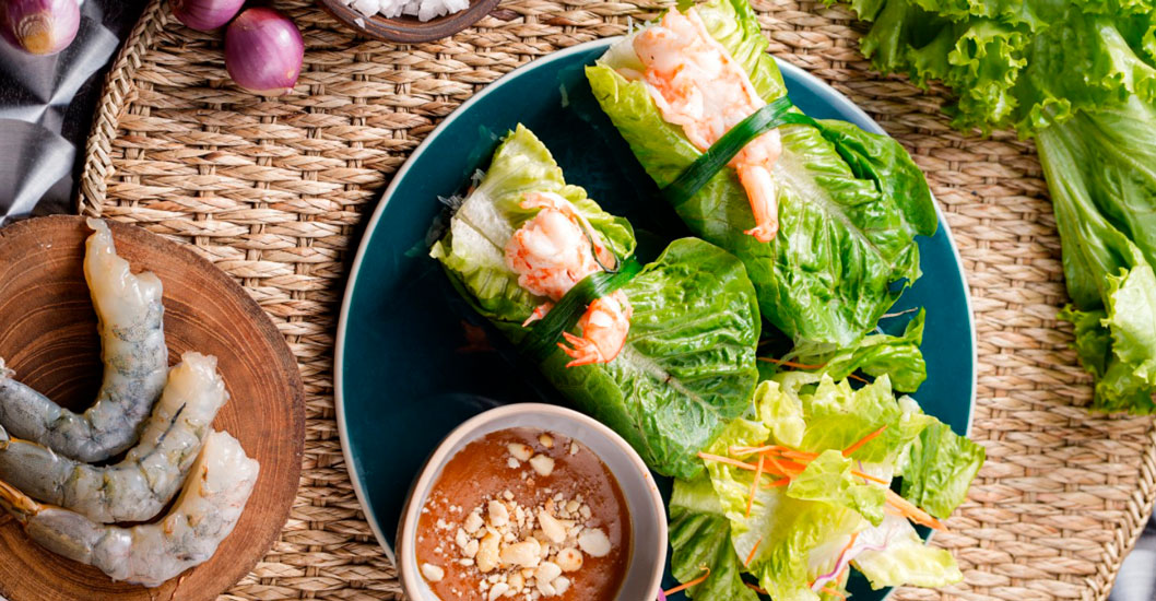 ¡COCINA AL MINUTO! Rollos de lechuga con camarón y mango: receta ...