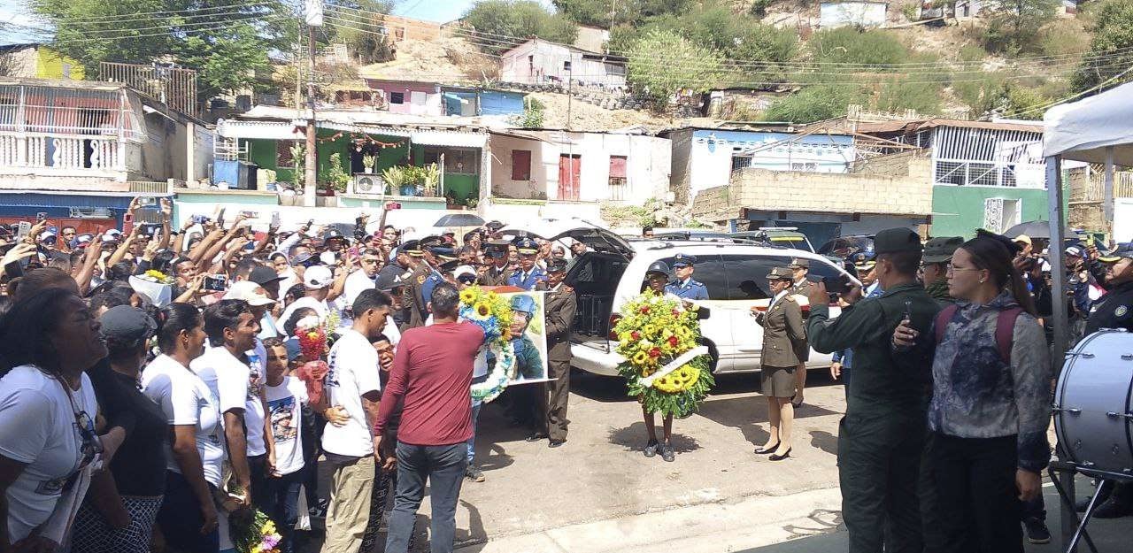 ¡TRAS EL ATAQUE DE EE.UU! En Puerto La Cruz rinden honores a sargento ...